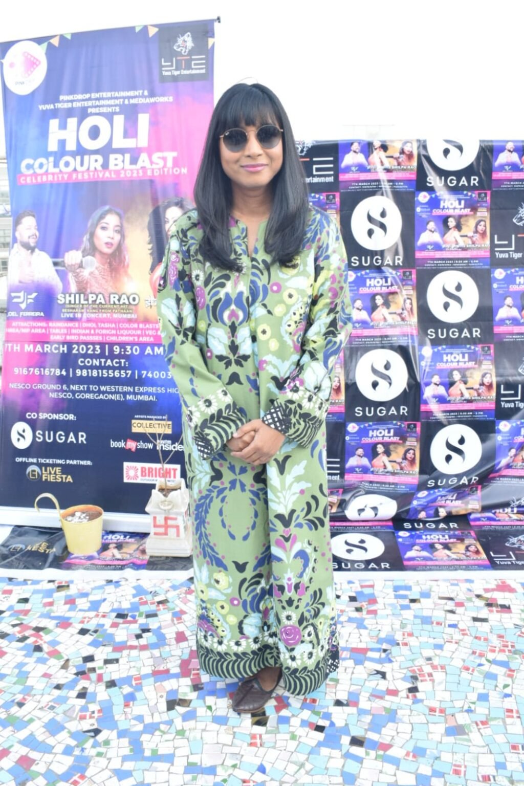 Besharam Rang Singer Shilpa Rao performing in Mumbai's biggest Holi ...