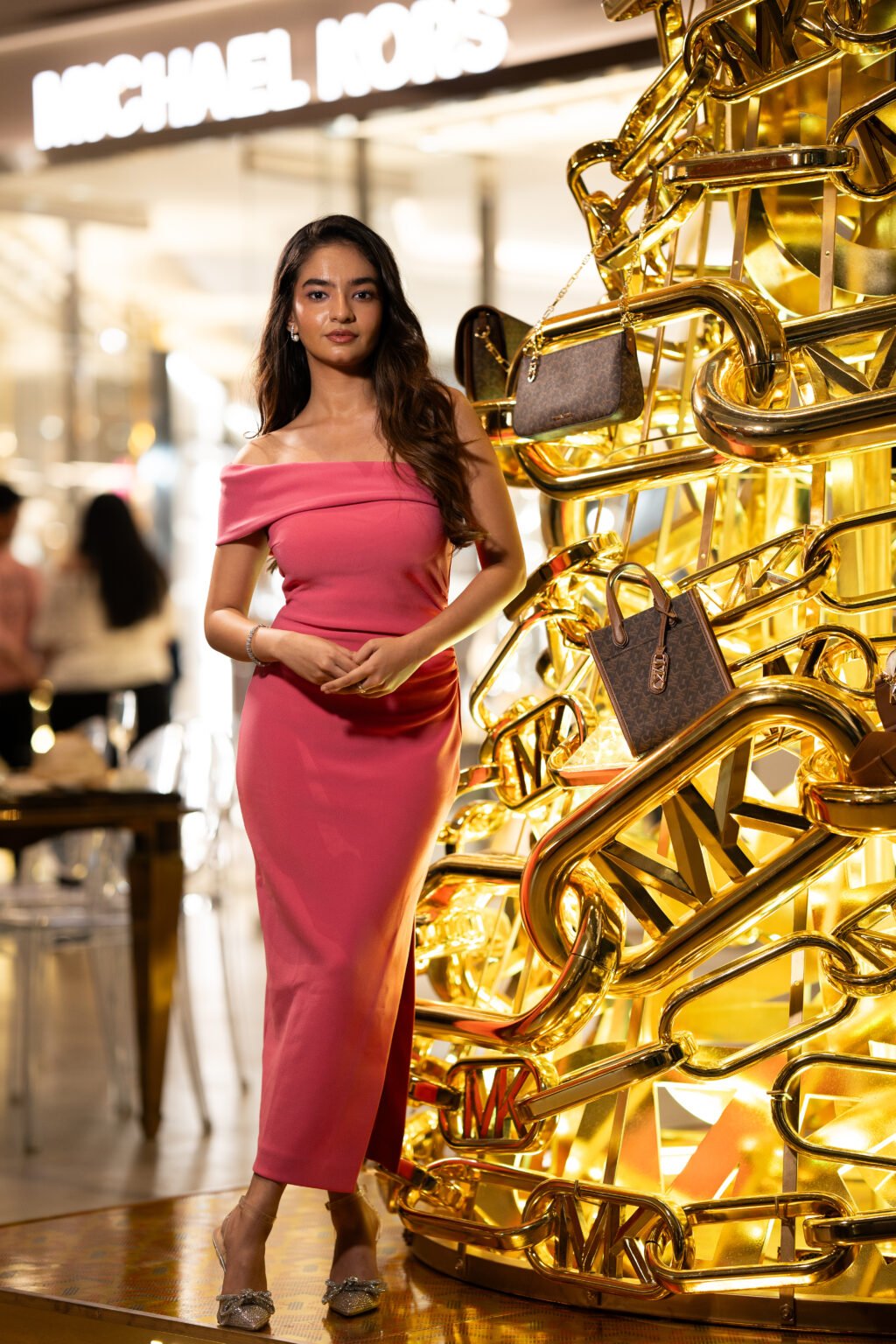 Michael Kors unveils the Gold Empire Chain link Christmas Tree at Jio ...